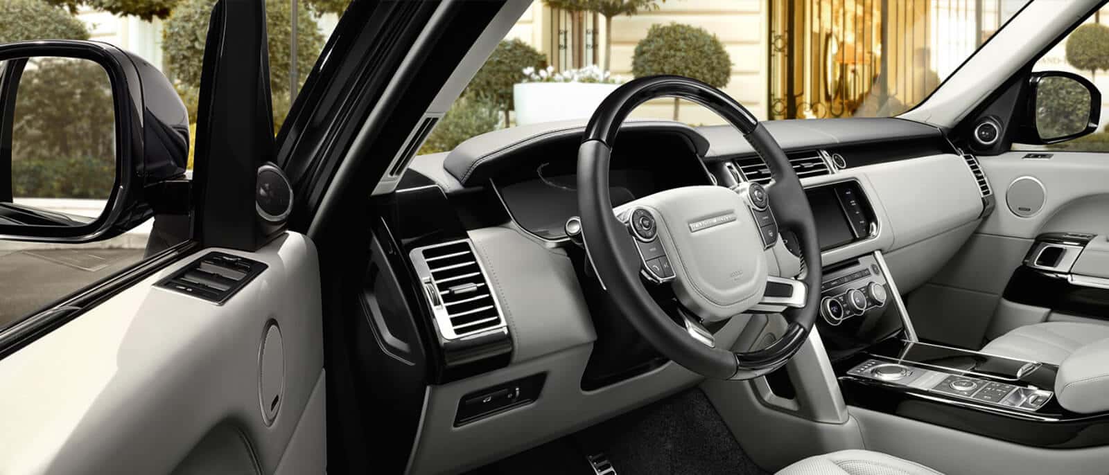 The 2017 Land Rover Range Rover Maximizes Luxury and Performance